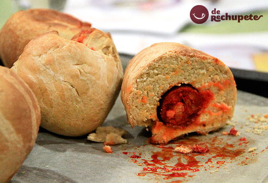 Bollo preñao o preñado. Choripan o boliños de chorizo