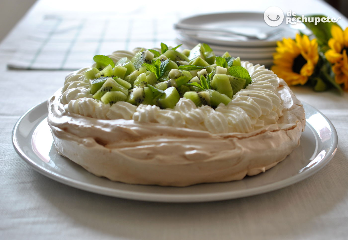 Tarta Pavlova o Paulova. Pastel de merengue, nata montada y fruta ...