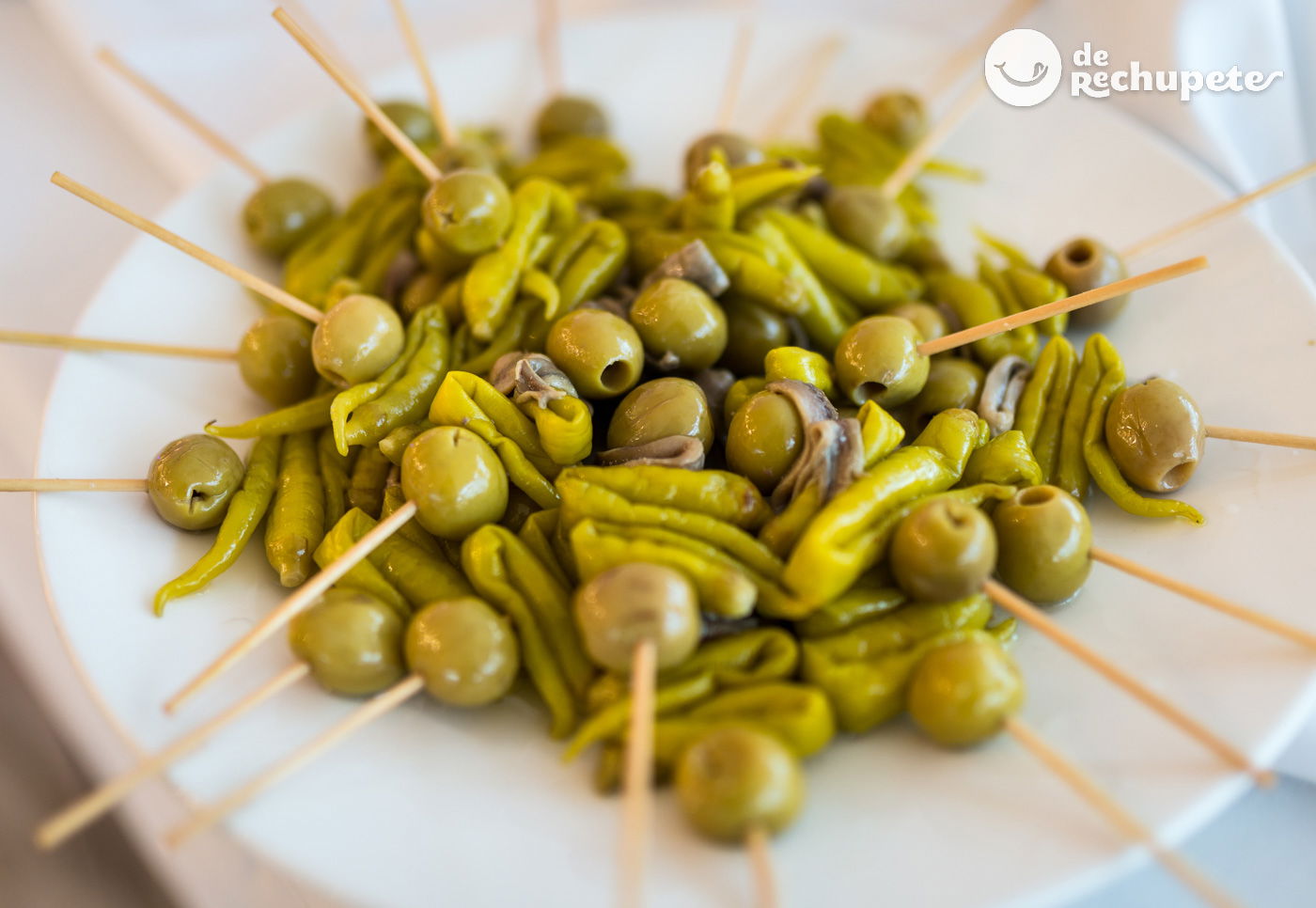 La Gilda clásica. Un símbolo de la gastronomía vasca y de sus pintxos ...