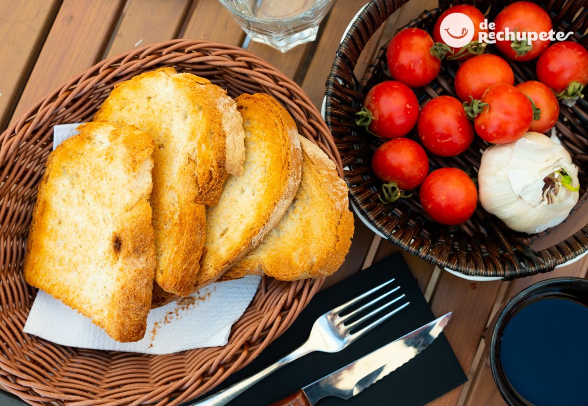 Pan con tomate a la catalana o pantumaca. Receta del pa amb tomàquet ...
