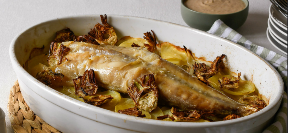 Rape al horno con patatas, salsa de almendras y chips de alcachofas ...