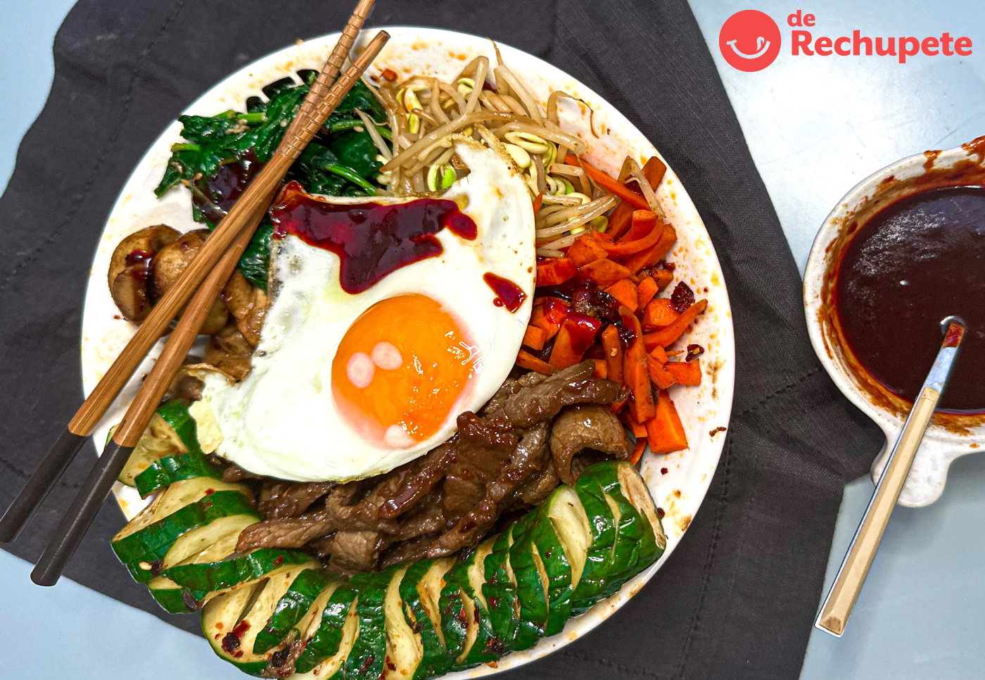 Bibimbap coreano. Receta deliciosa con arroz, verduras y carne - De ...