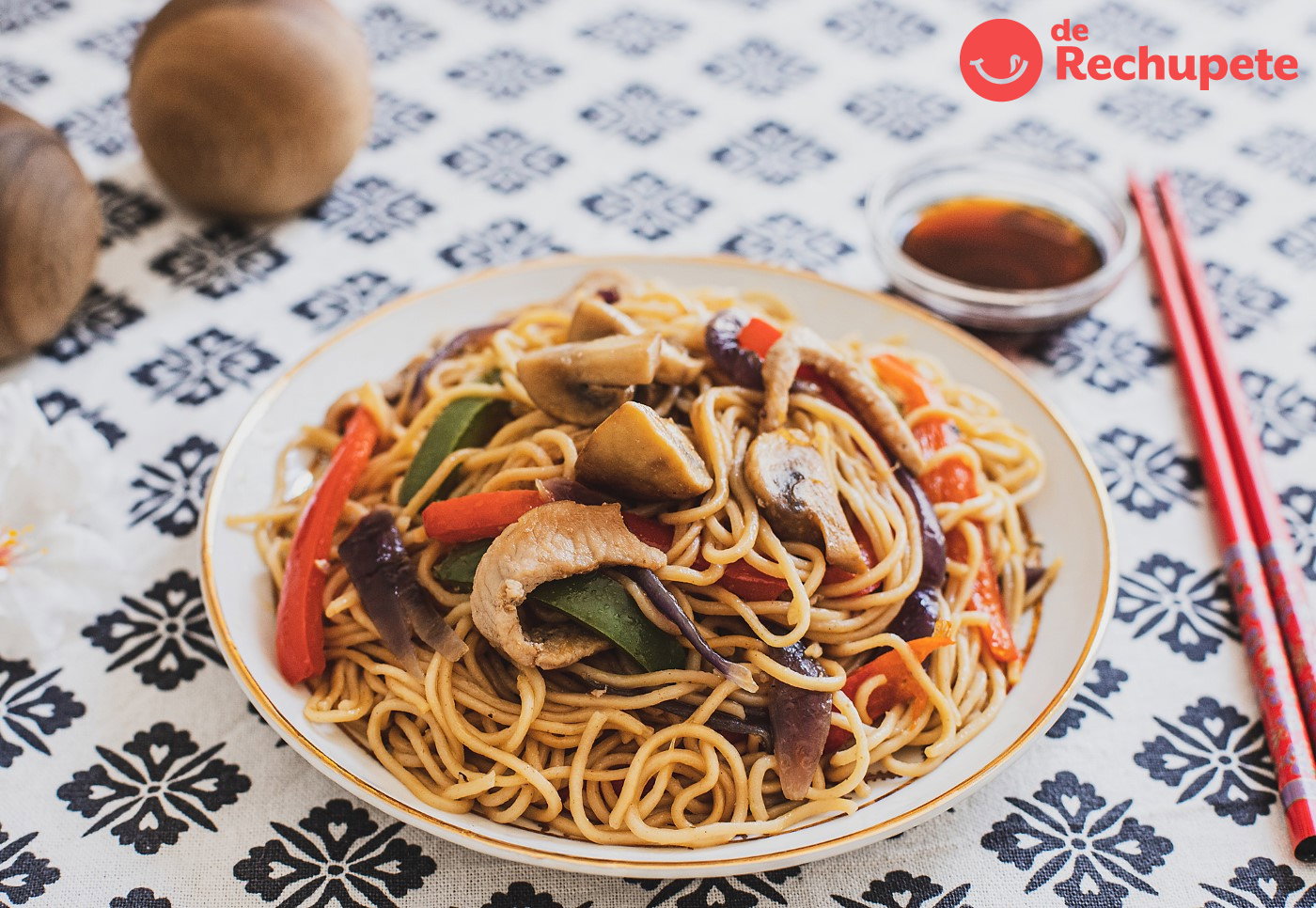 Fideos Chinos O Noodles Con Cerdo Y Verduras De Rechupete