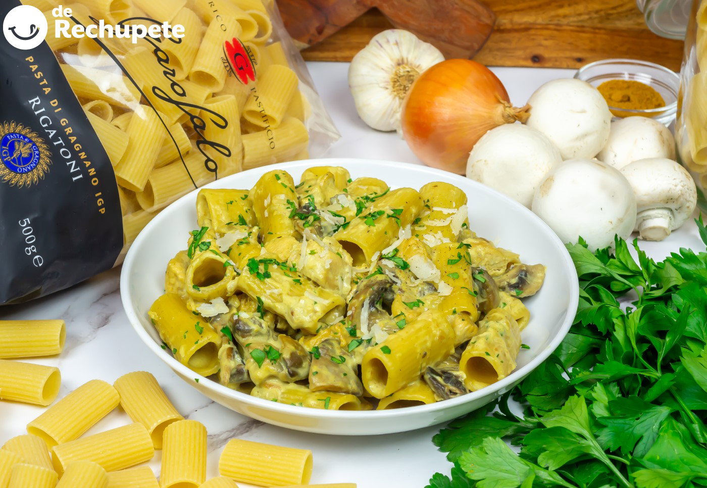 Pasta rigatoni cremosa con pollo y champiñones