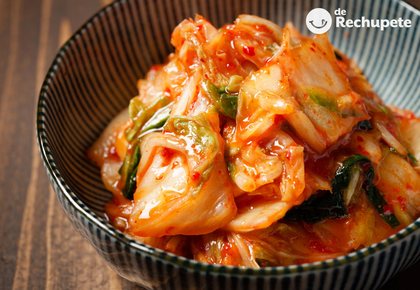 Descubren una bacteria del kimchi que atrapa microplásticos y los ...